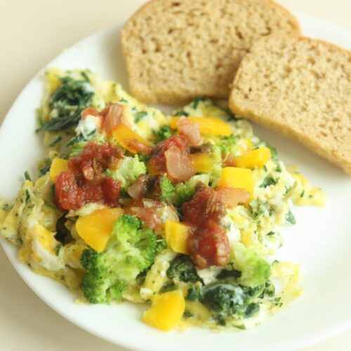 scrambled eggs with toasted bread